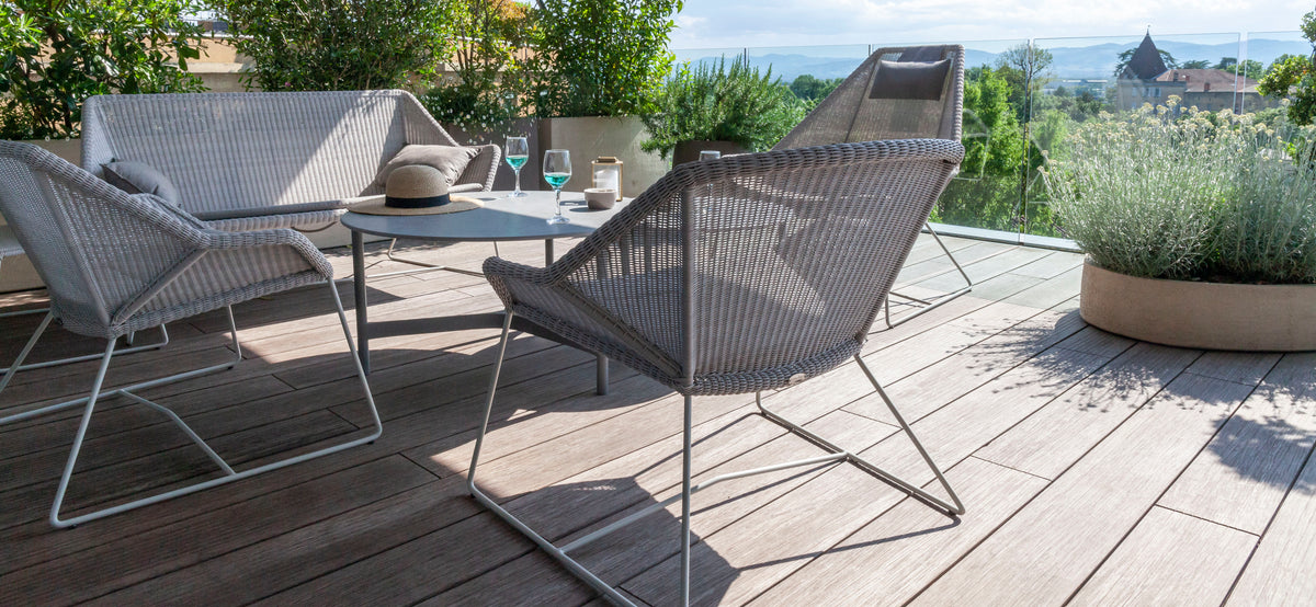 Spacious roof terrace with green planting – cane-line.com.au